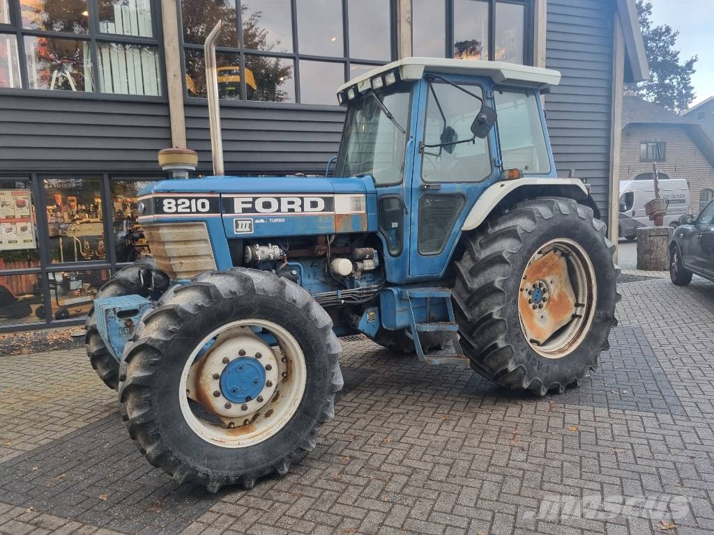 Ford 8210, Lunteren, Gelderland, Nederländerna - Begagnade traktorer