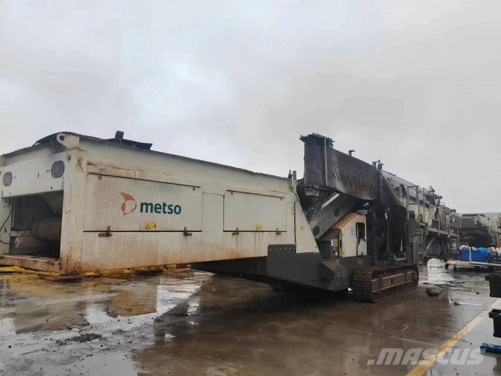 Metso Lokotrack ST4.8 Crawler Vibrating Screen crushing