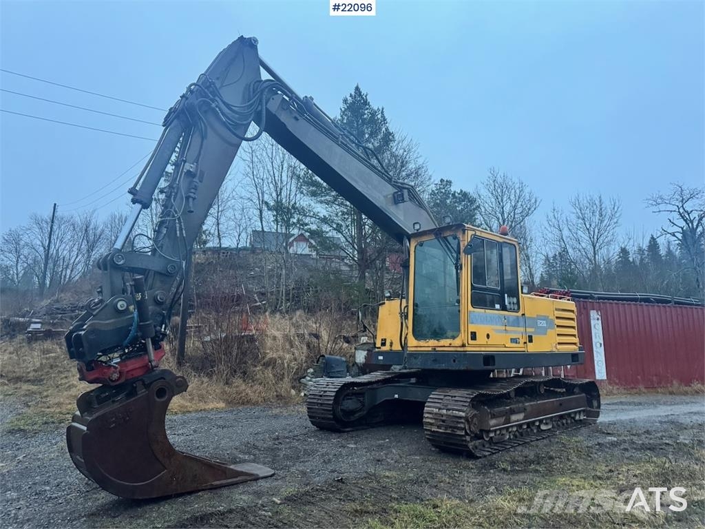 Volvo EC200 crawler excavator with rototilt and narrow b, 1998 ...