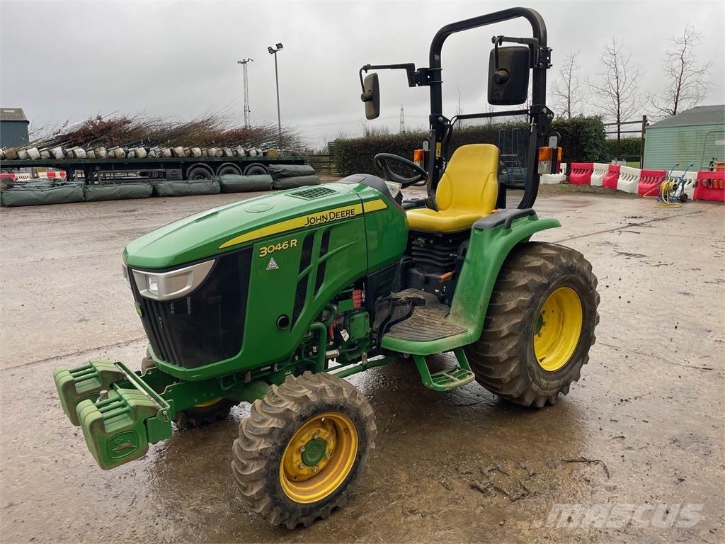John Deere 3046R ROPS I