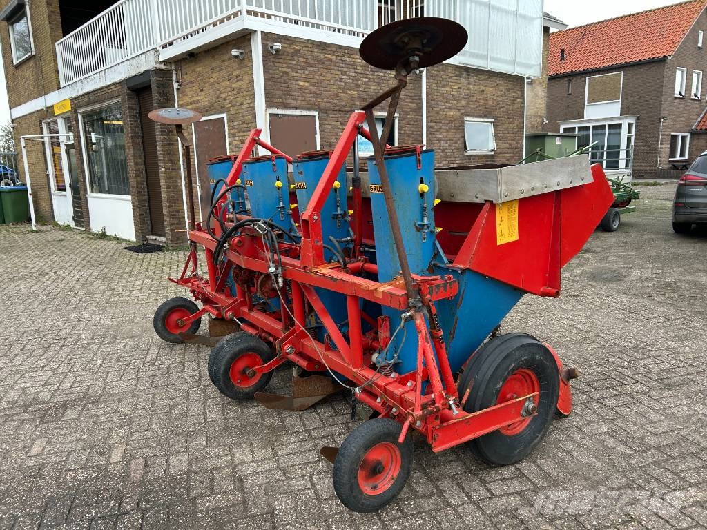 Gruse Aardappelpootmachine, Heijningen, Noord-Brabant, Nizozemí ...