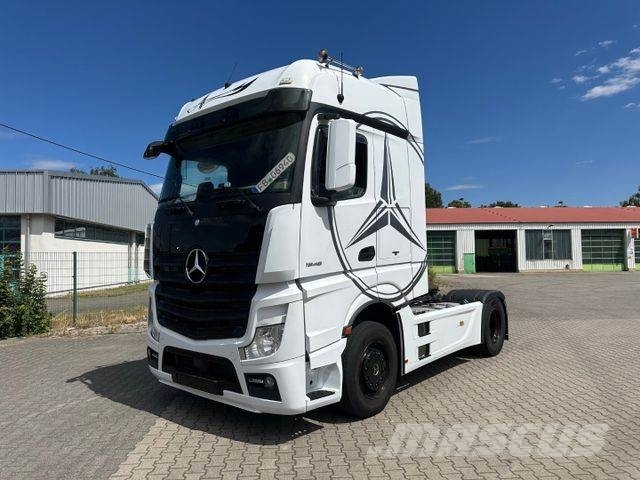 Mercedes-Benz Actor 1846: A Powerful Combination of Space, Retard, and ...